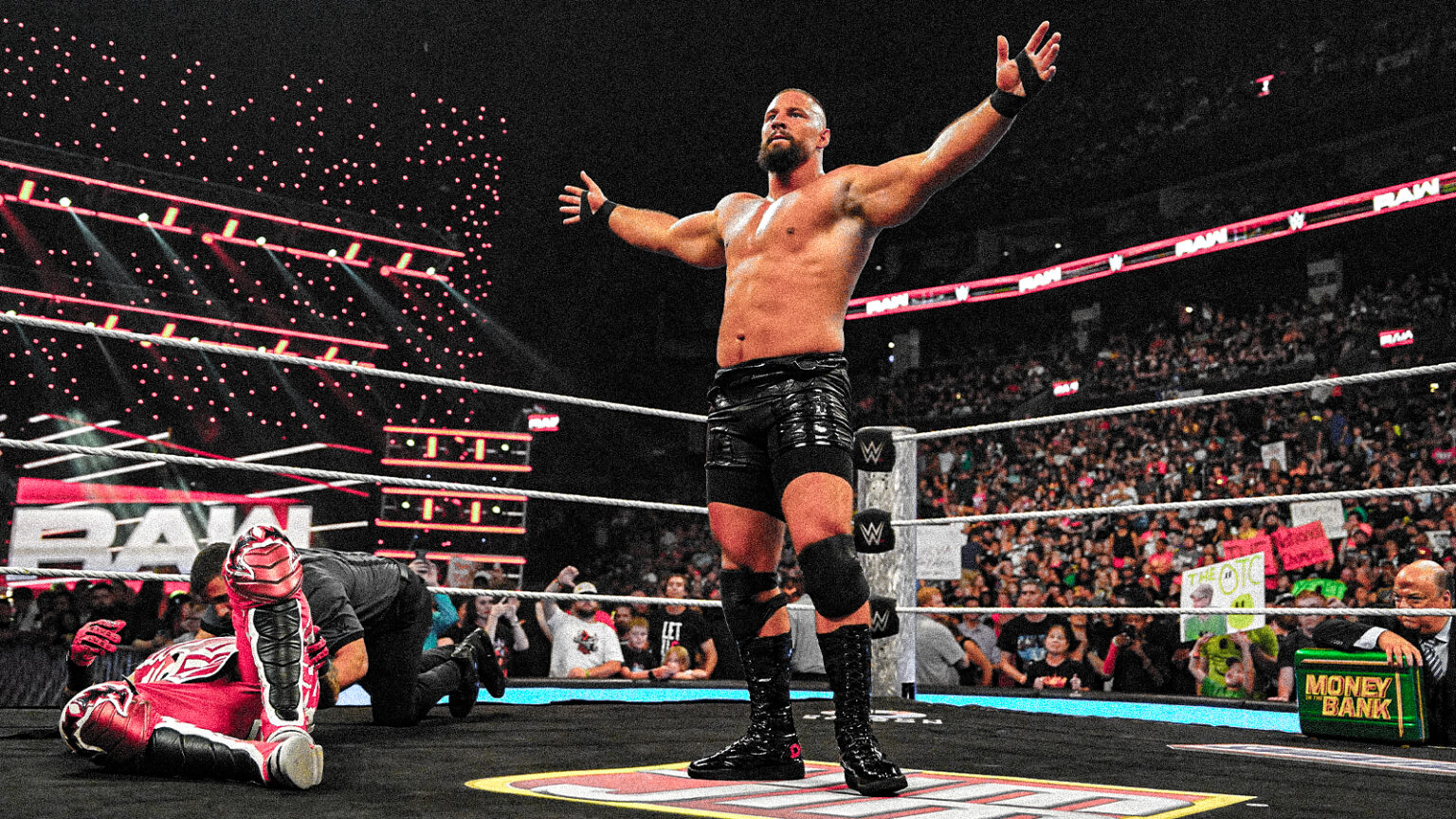 EXCLUSIVE PHOTOS OF BRON BREAKKER VS PENTA FROM WWE MONDAY NIGHT RAW ...
