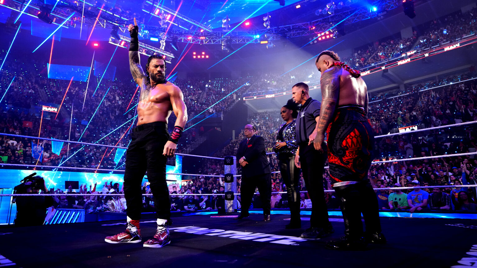 WWE SMACKDOWN: ROMAN REIGNS AND LA KNIGHT SIGN THE CONTRACT FOR CROWN ...